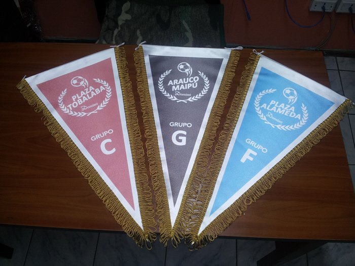 Banderín triangular con flecos - Braulio Publicidad