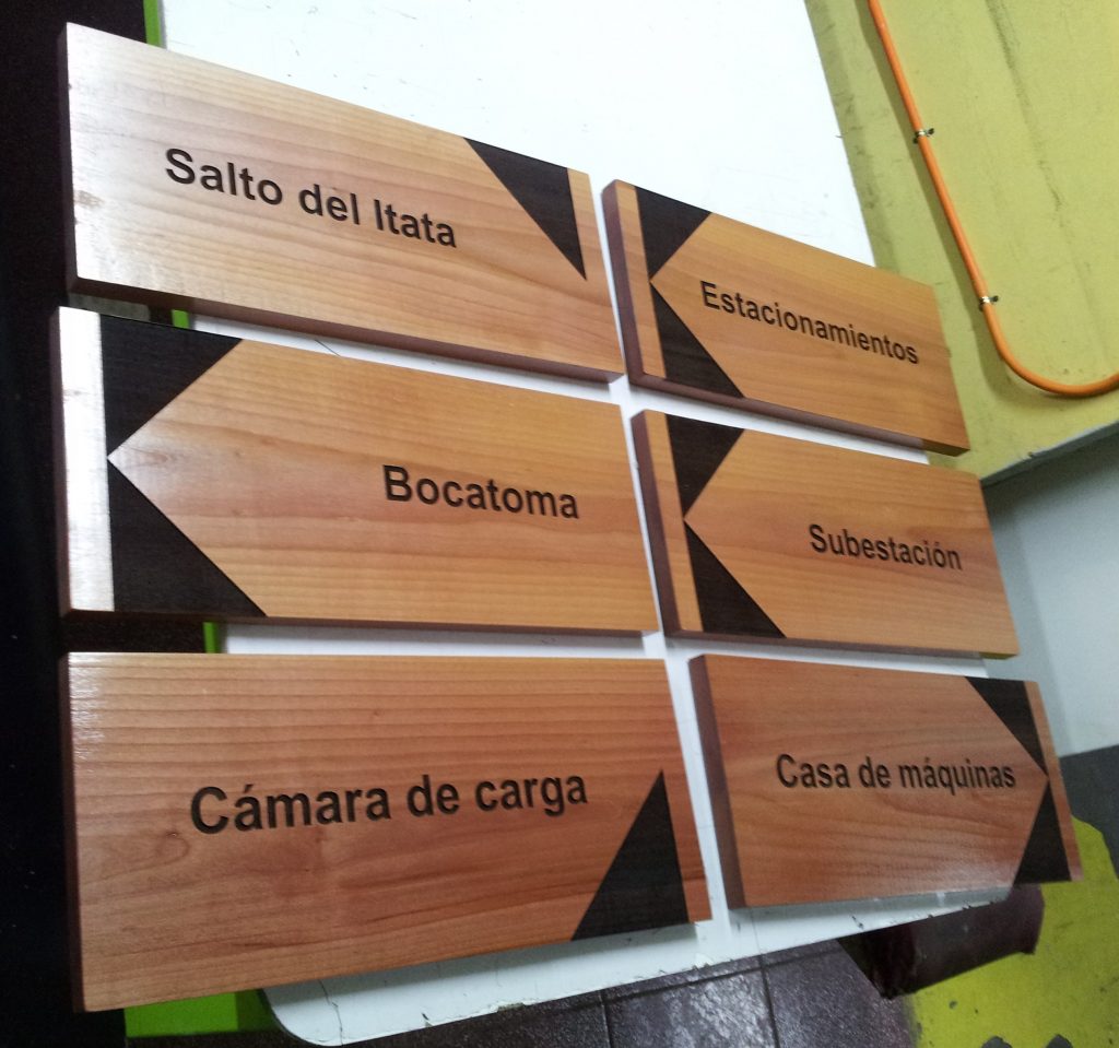 Letreros en madera nativa grabados tallados. Grabados laser bajo relieve